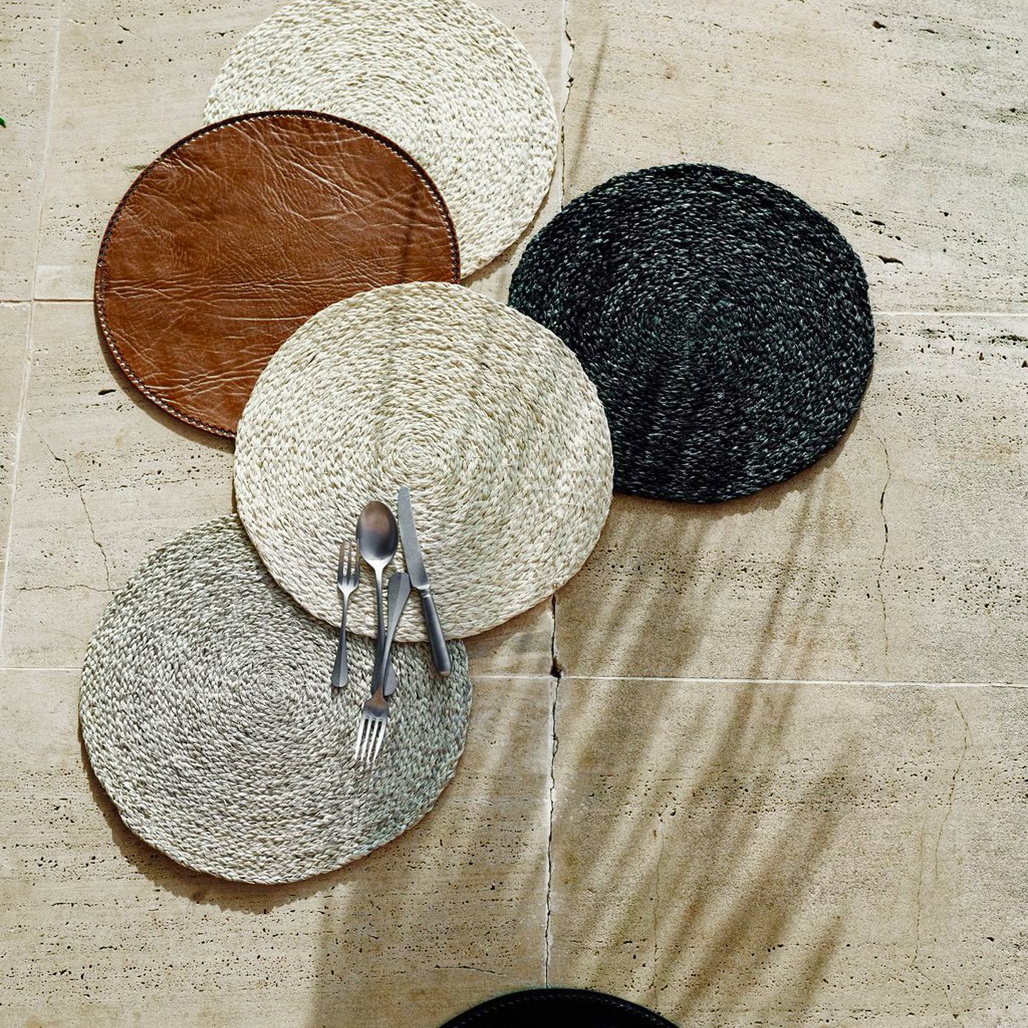 Round black mat made of rushes | Products | Tine K Home